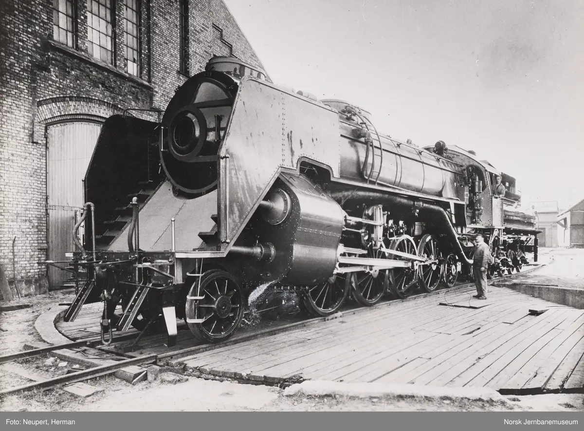 Nybygget damplokomotiv type 49a nr. 463 "Dovregubben" på svingskiven ...