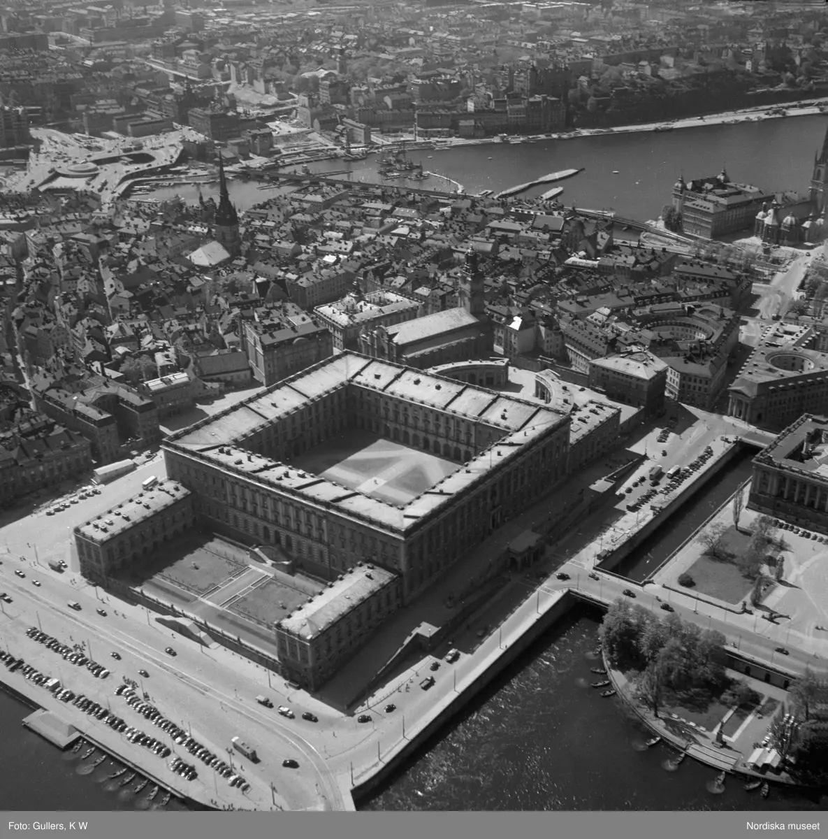 Flygbild över Stockholms slott med omgivande vatten och omgivande ...