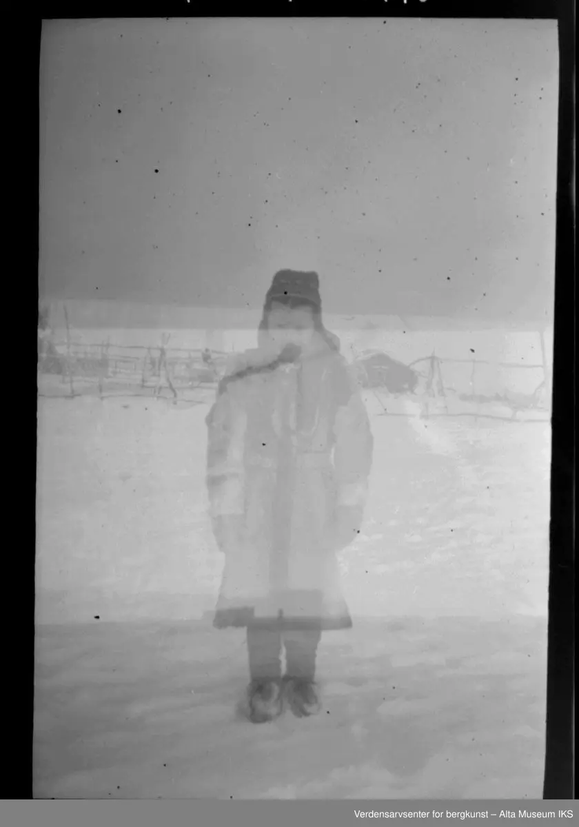 Samisk jente i kofte. - Verdensarvsenter for bergkunst – Alta Museum ...