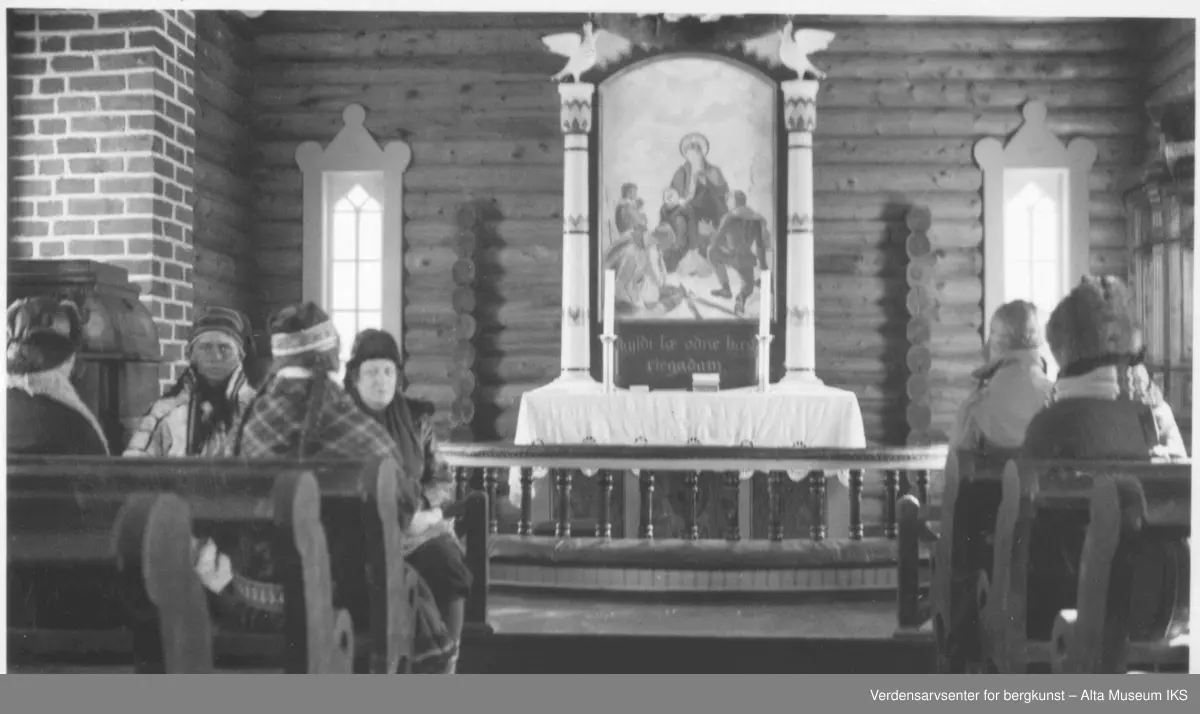 interiør Masi kapell, altertavle, alterring, menighet, kirkegjengere ...