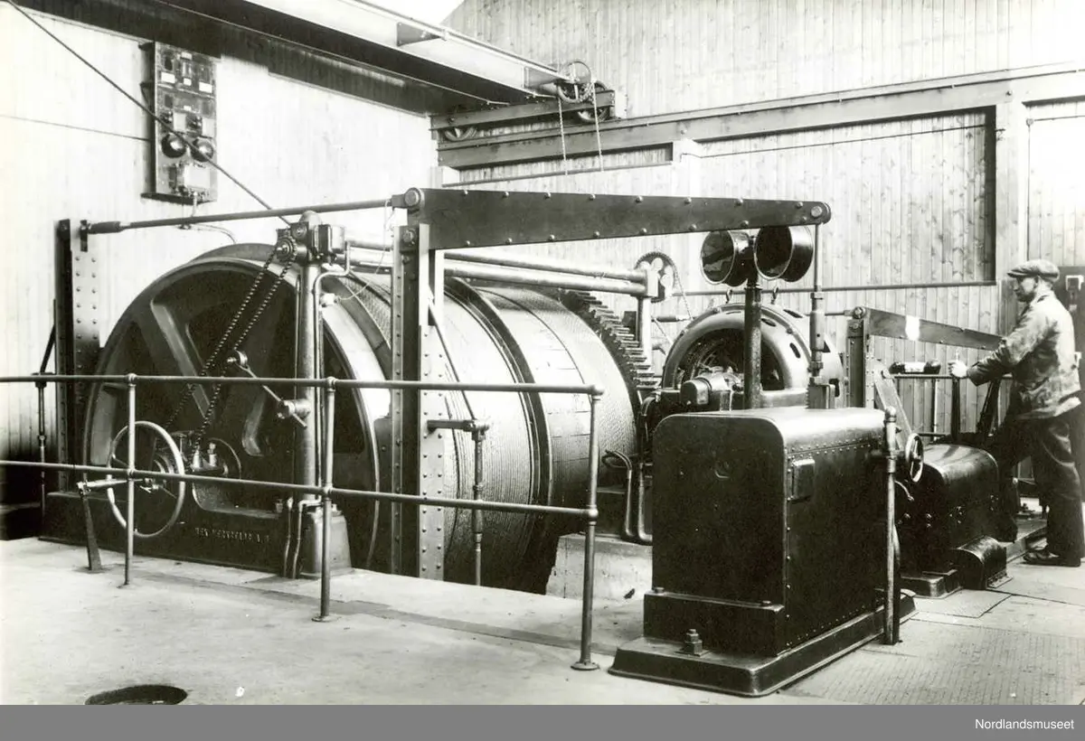 Jakobsbakken. Heisen til hovedsjakta. Heiskjører Arne Berg. Foto Ukjent. - Nordlandsmuseet ...