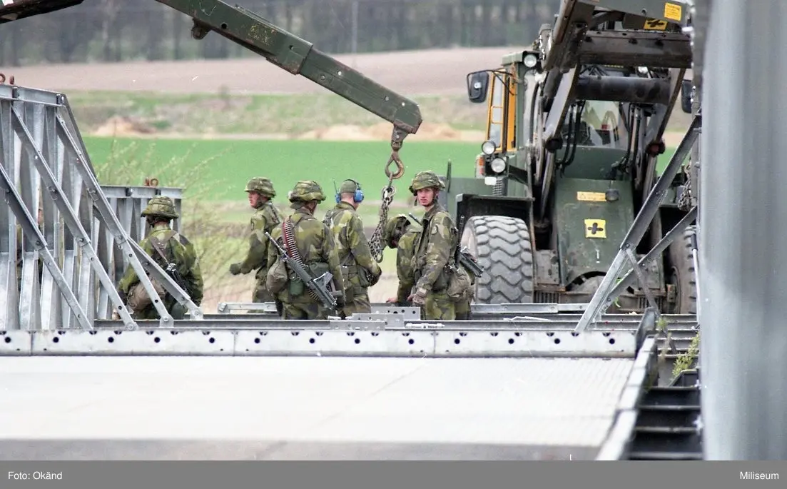 Byggnation av Krigsbro 8 (KB 8). Hjullastare Volvo BM i bakgrunden ...