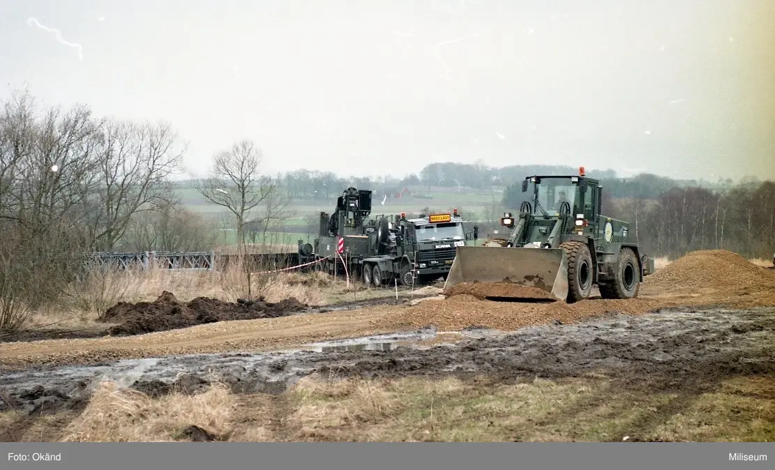 Markberedning inför byggnation av Krigsbro 5 (KB 5). Hjullastare Volvo ...