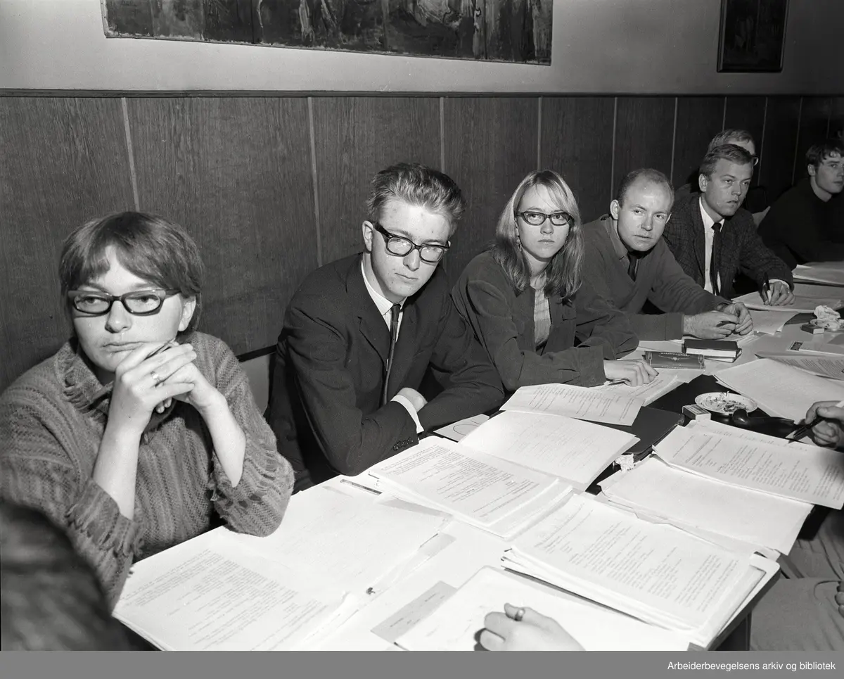 Landsmøte i SUF. 7. oktober 1967. Fra v.: Gro Standnes (Senere leder i ...