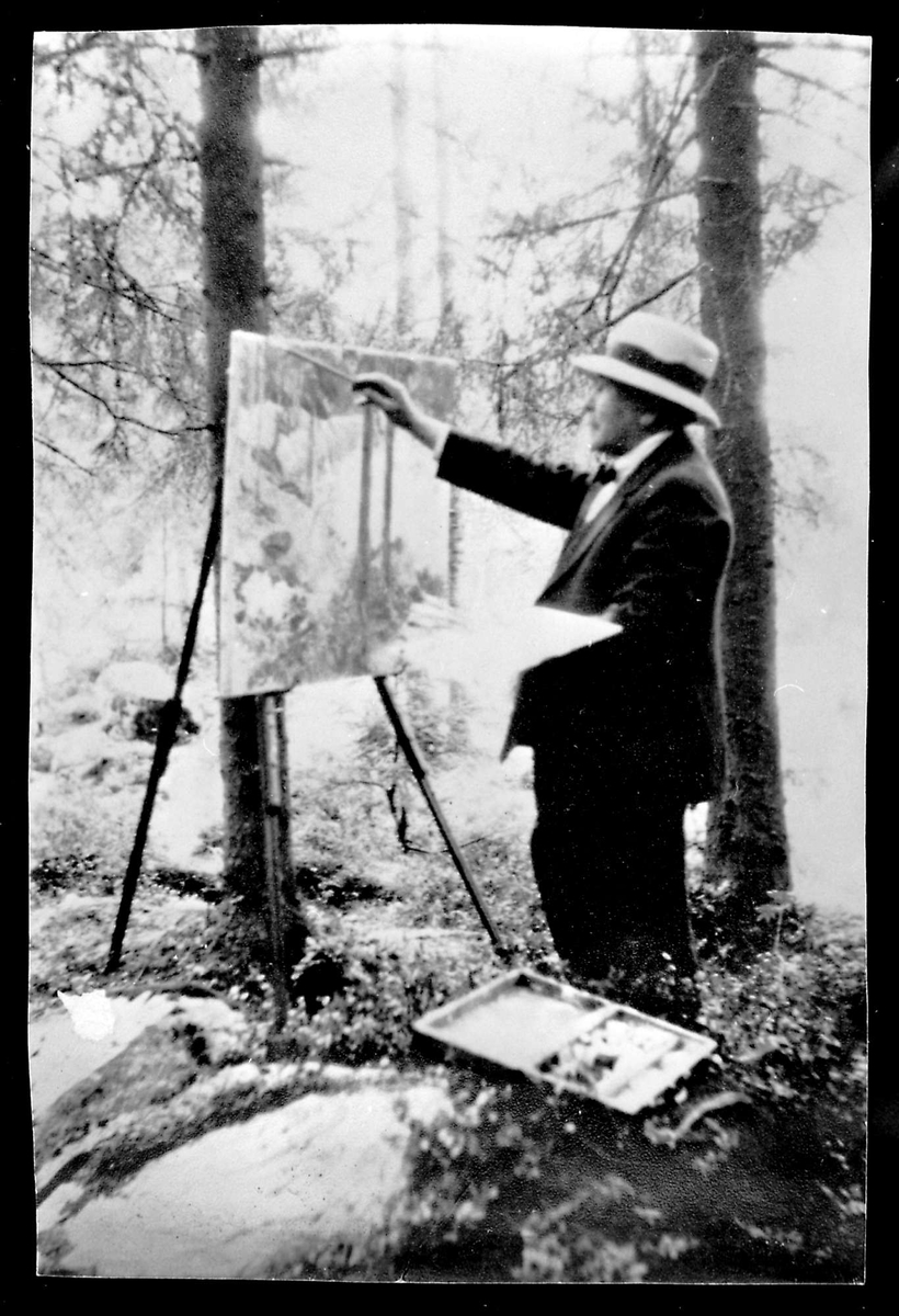 Mann, maleri, staffeli, lerret, skog, - Bjerkebæk, Sigrid Undsets hjem ...