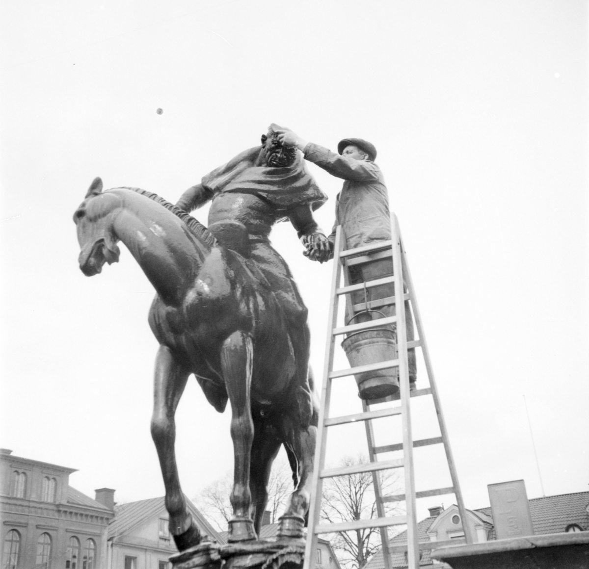 Rengöring av Folke Filbyter på stora torget. Folkungabrunnen med Folke ...