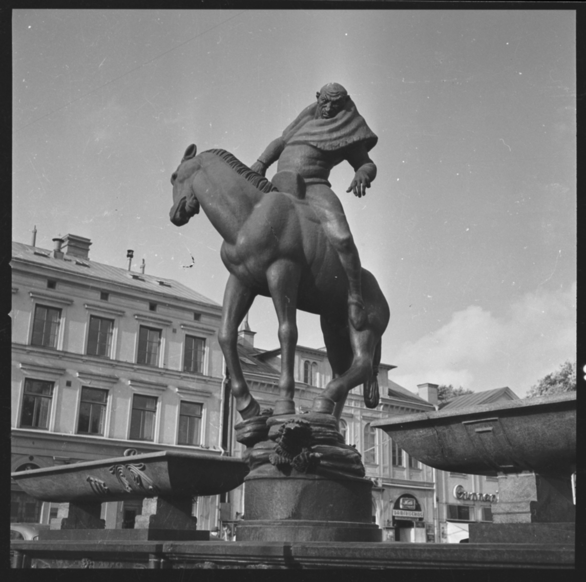Folkungabrunnen med Folke Filbyter, skulpturen uppförd av Carl Milles ...