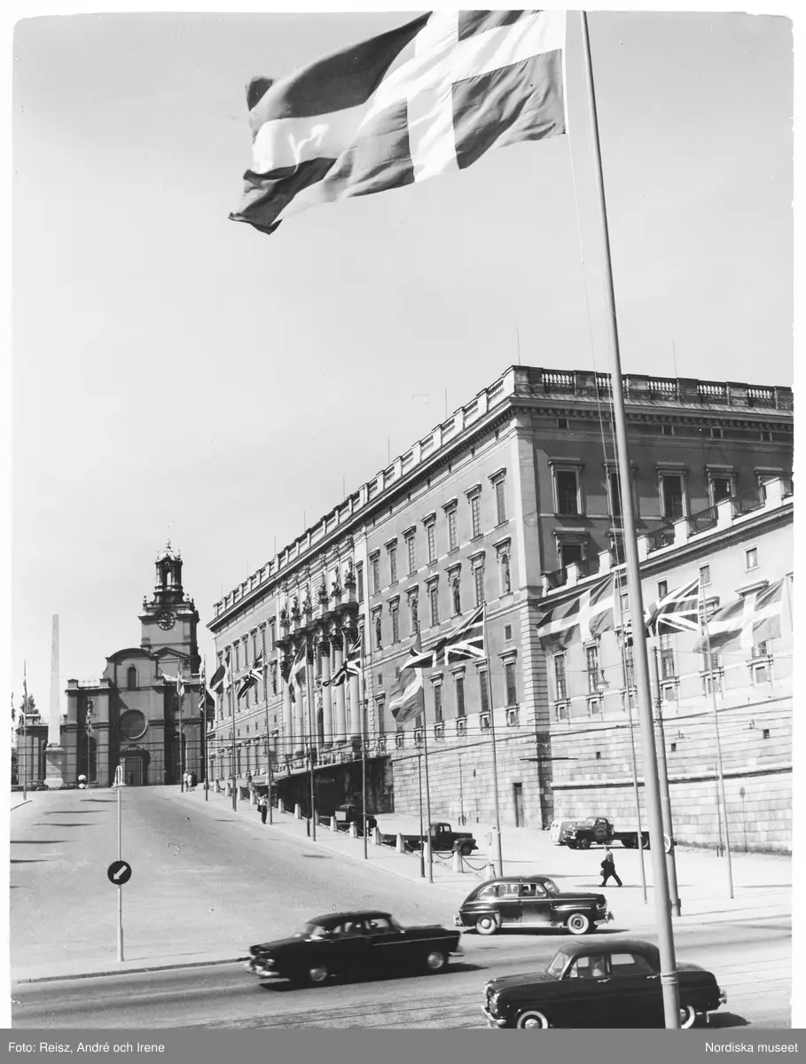 Stockholm. Slottsbacken med kungliga slottet och där ovanför Storkyrkan ...