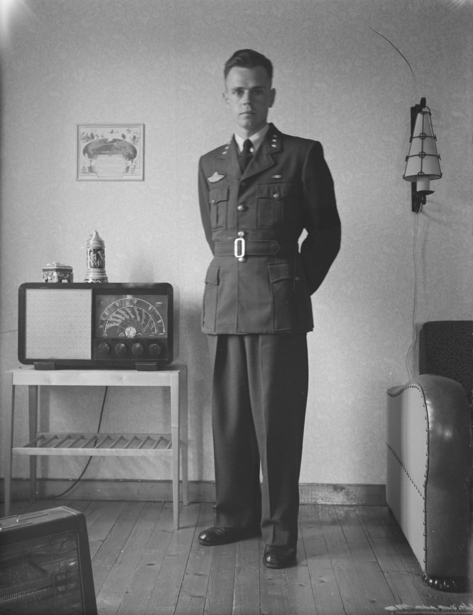 Gunnar Berge i stuen på Joa. I kapteins uniform. - Maihaugen ...