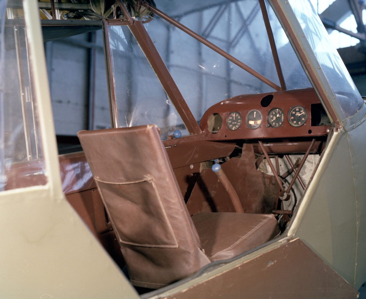 Cockpit Piper L-18C Super Cub. - Forsvarets museer / DigitaltMuseum