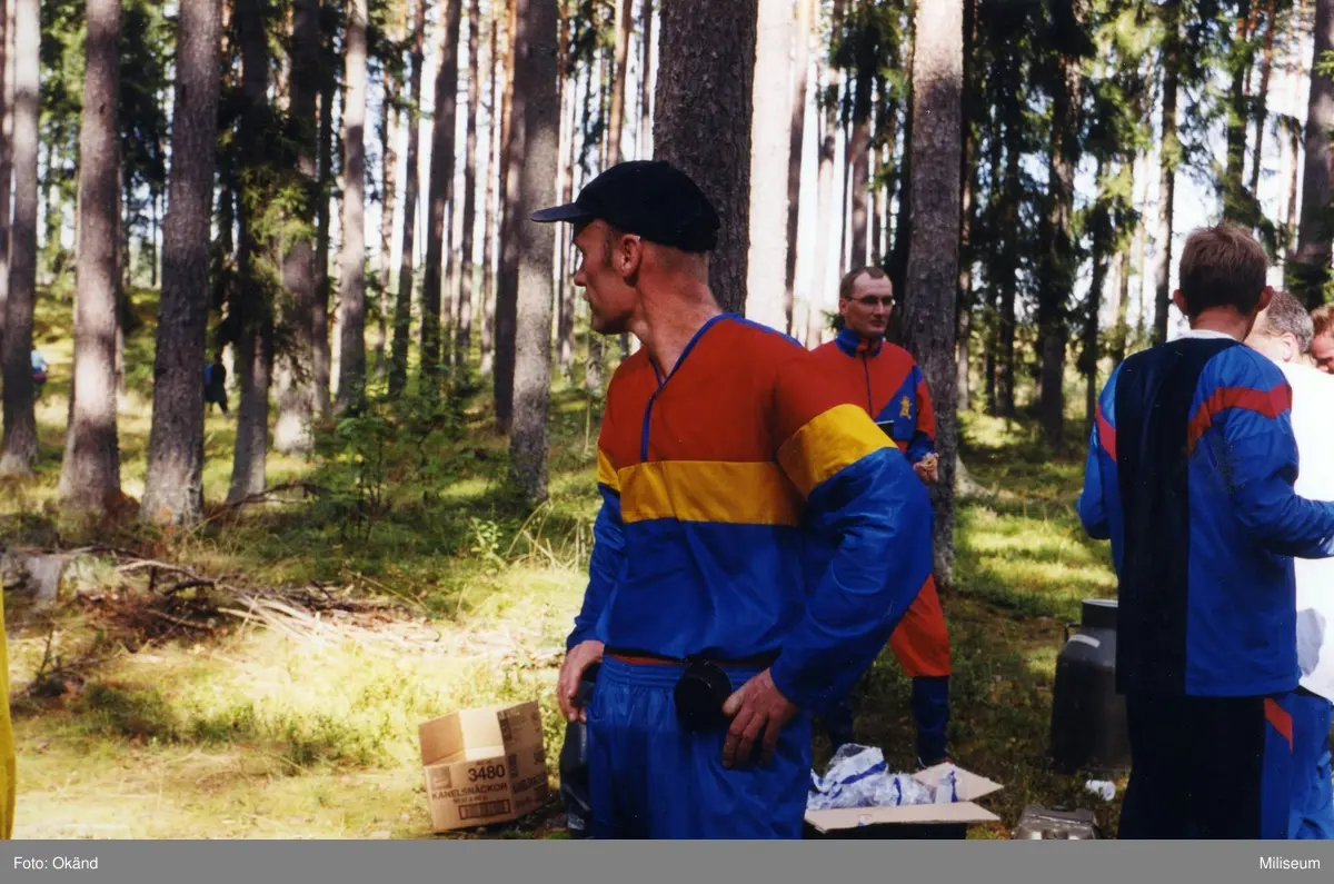 Garnisonsmästerskap i orientering. Mats Larsson, i bakgrunden Klas ...