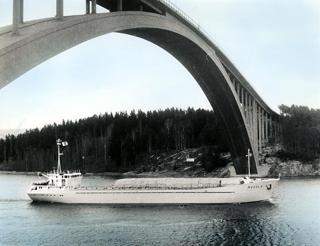 Fartyget Magula vid Sandöbron - Västernorrlands museum / DigitaltMuseum