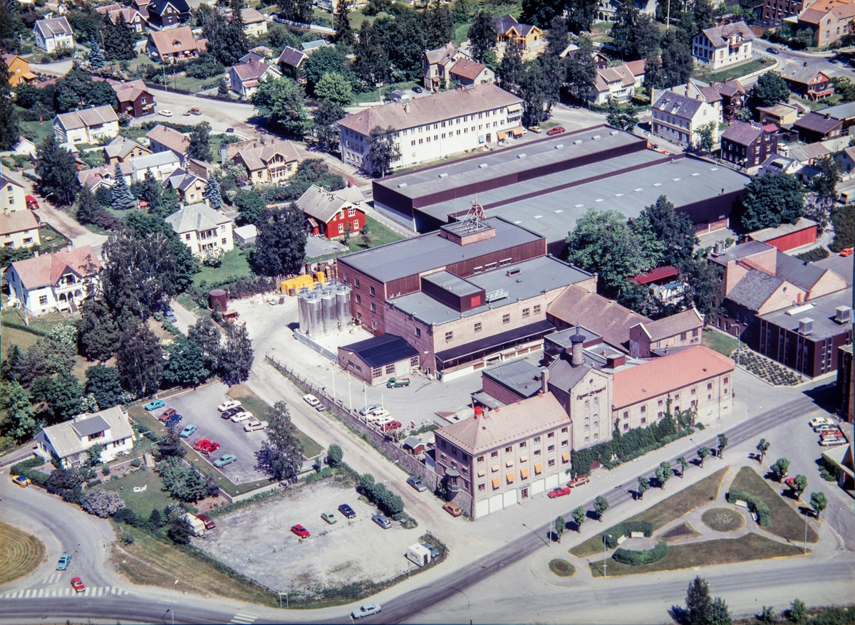 Flyfoto som viser Hamar Bryggeri med nærområdet våren 1987. - Anno ...