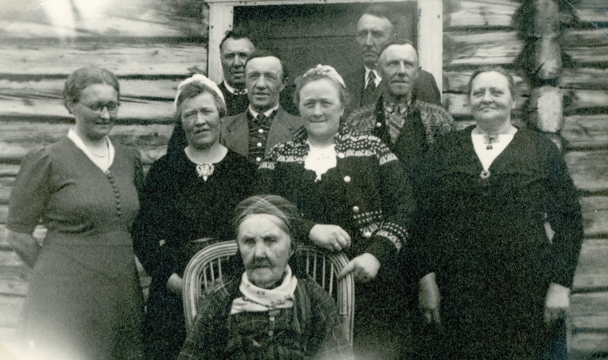 85 årsdagen til Birgit Løstegård i 1943. Bak står gutane til Birgit frå ...