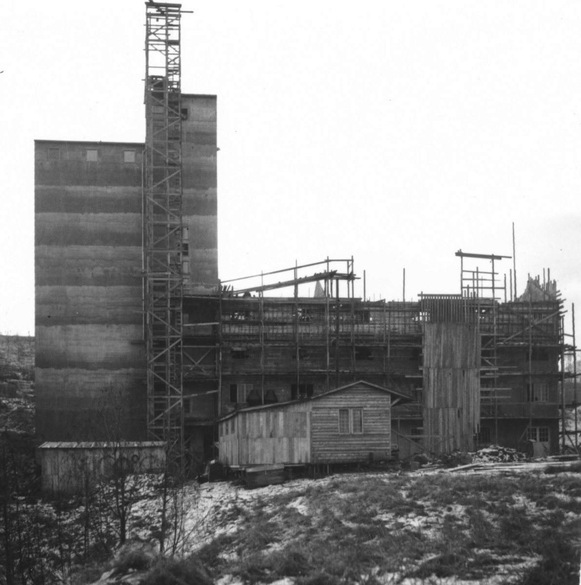 12 bilde frå bygginga av Bø mølle 1952-53. Bygging av "lågbygget ...