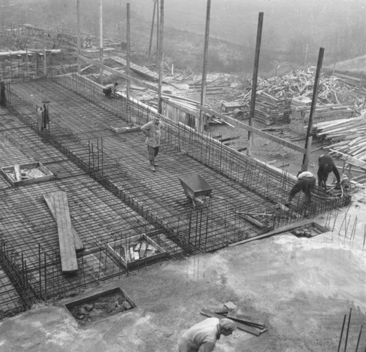 12 bilde frå bygginga av Bø mølle 1952-53. Bygging av "lågbygget ...
