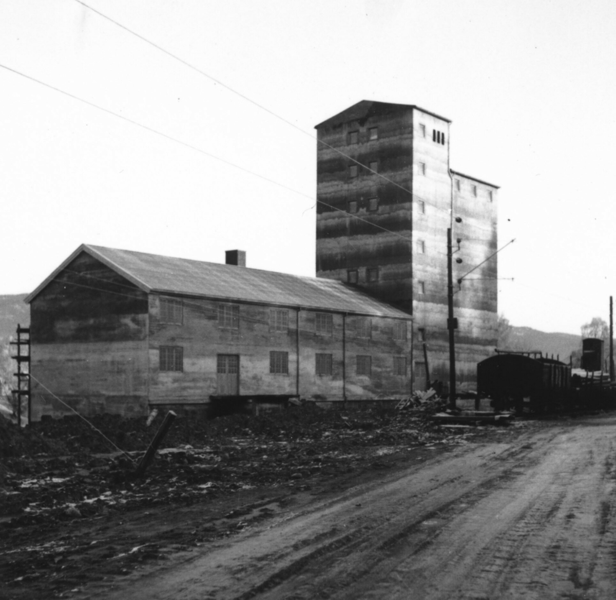 12 bilde frå bygginga av Bø mølle 1952-53. Bygging av "lågbygget ...