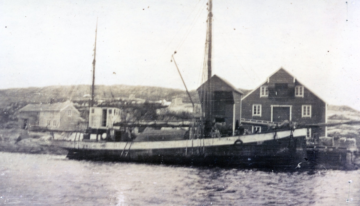 To bilder av samme båt. På bilde 1 ligger båten ved en kai med brygge ...