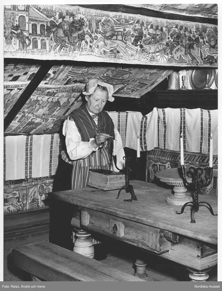 Stockholm. Advent i Oktorpsgården från Halland på Skansen. - Nordiska ...