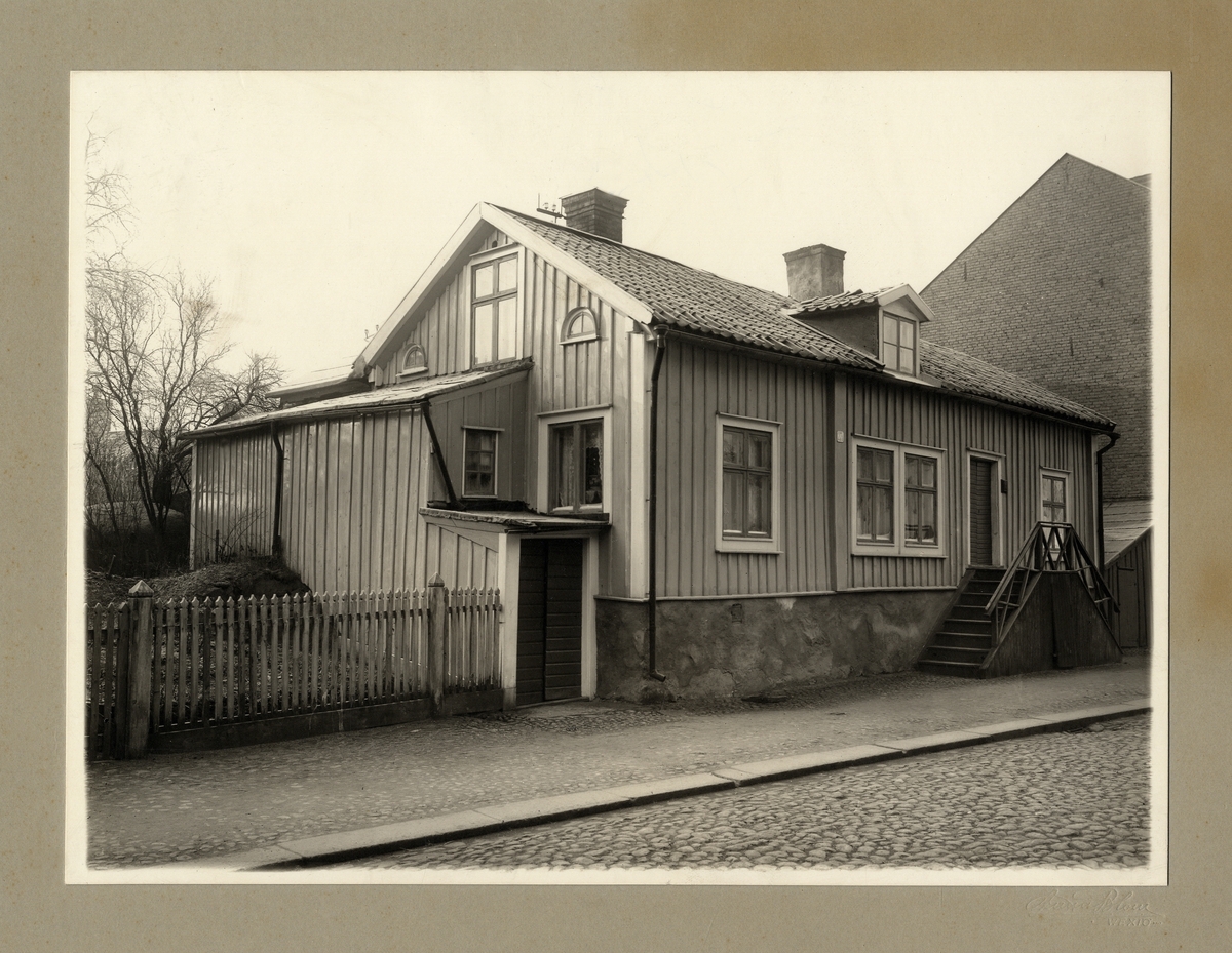 Ett bostadshus vid Sandgärdsgatan 27, kv. Lugnet 1 b, Växjö. "Ahlgrens ...