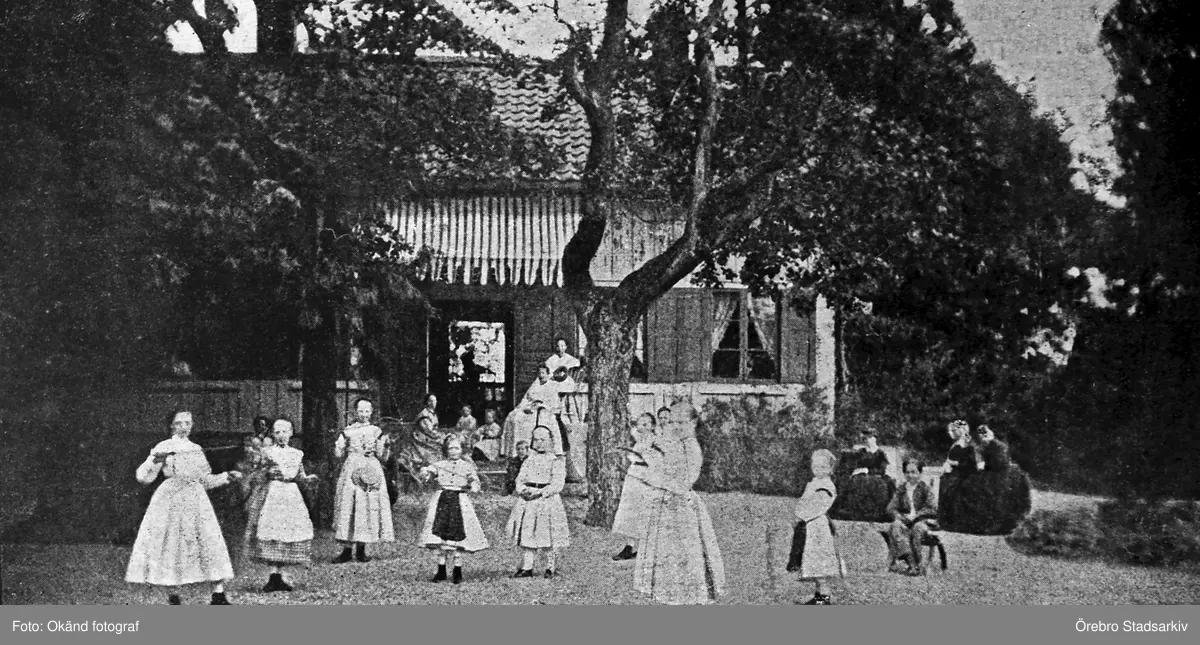 Lekande barn i Ekströmska trädgården, 1880-tal - Örebro Stadsarkiv ...