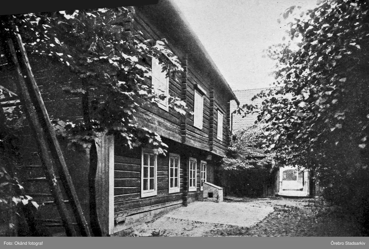 Gårdsinteriör på Gamla gatan, 1910-tal - Örebro Stadsarkiv / DigitaltMuseum