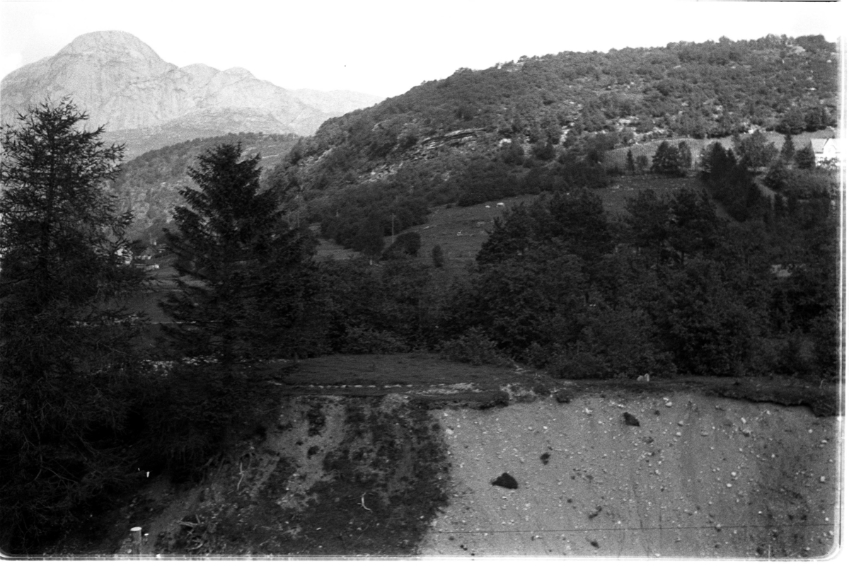 Steien i Fjaler. Steinringen på Dingemoen, sett fra Tamburhaugen ...