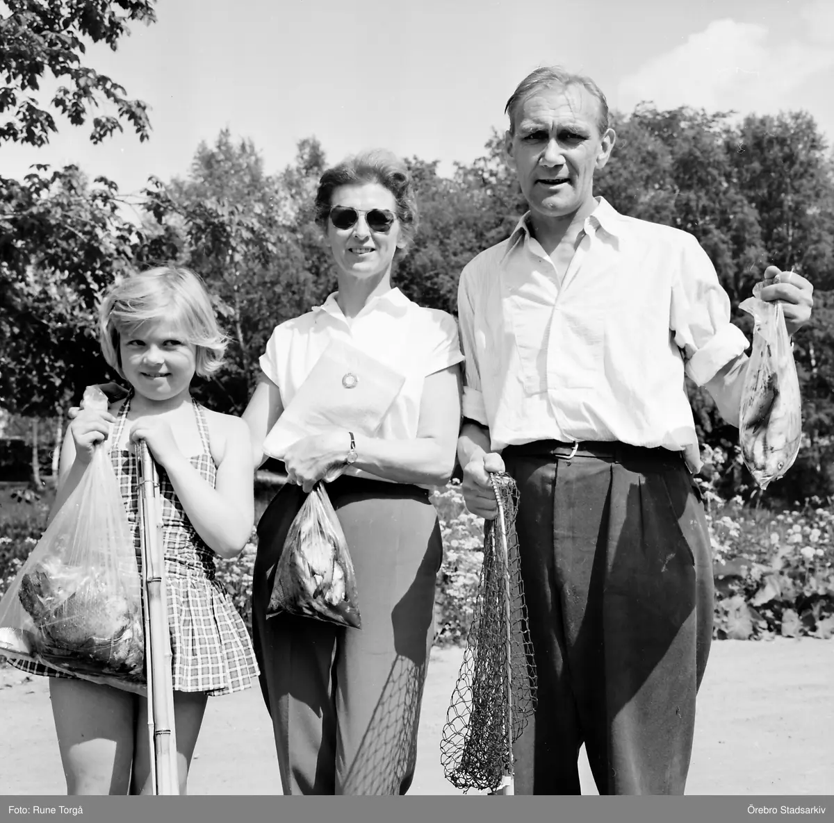 Fiskare med nät och fångst, 1960-tal - Örebro Stadsarkiv / DigitaltMuseum