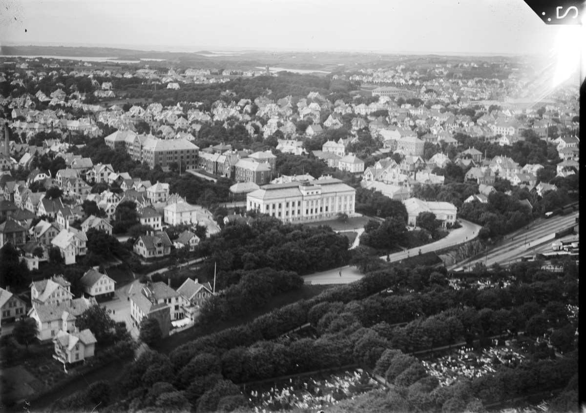 Flyfoto av museet som sentrum i et bybilde, aug. 1931. (gamle ...