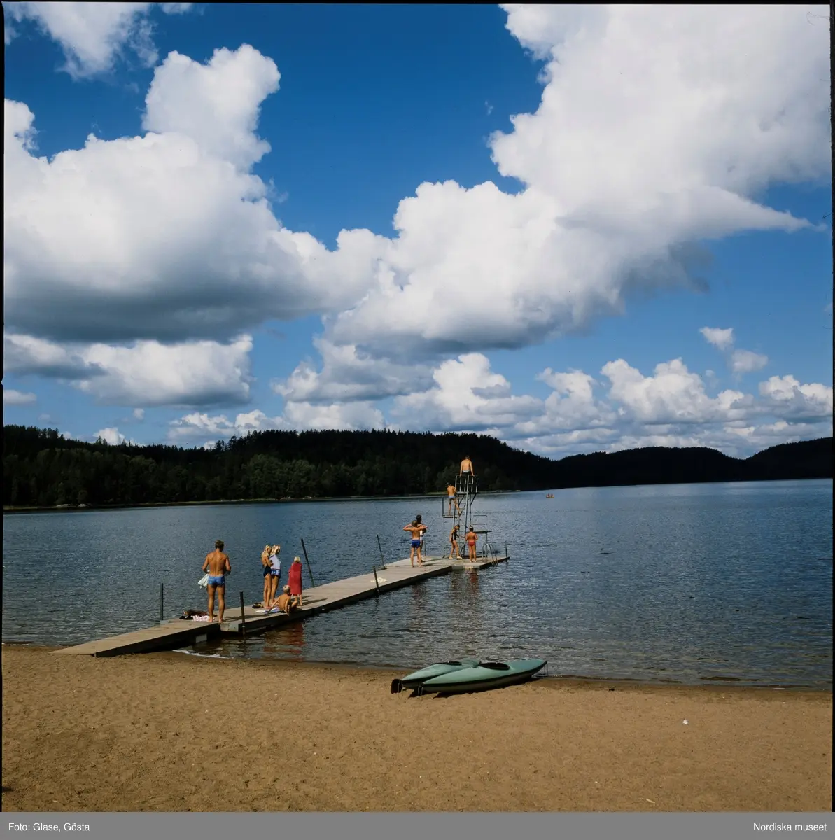 Hopptorn vid en badplats. - Nordiska museet / DigitaltMuseum