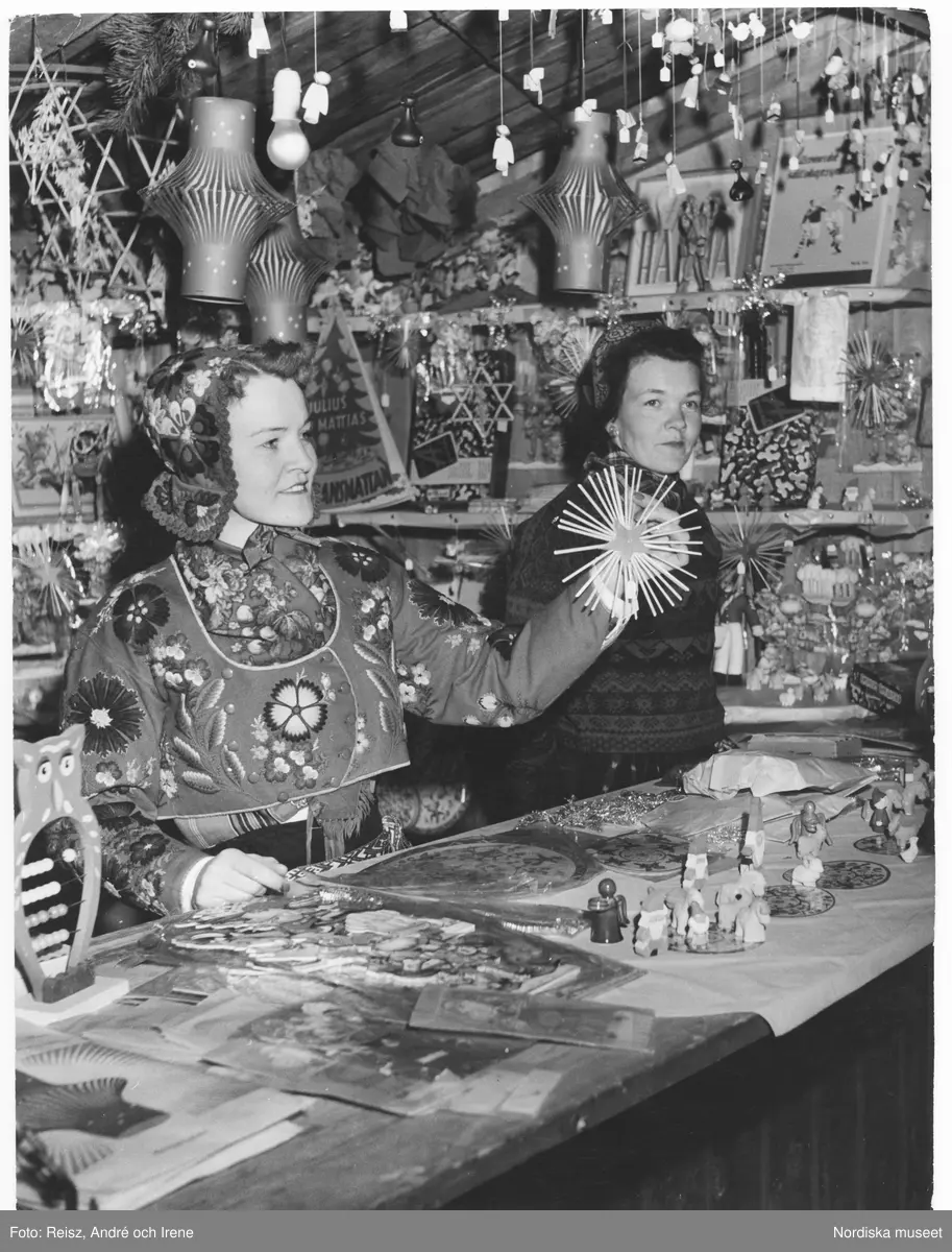 Stockholm. Julmarknad på Skansen. Halm och snideri. - Nordiska museet ...