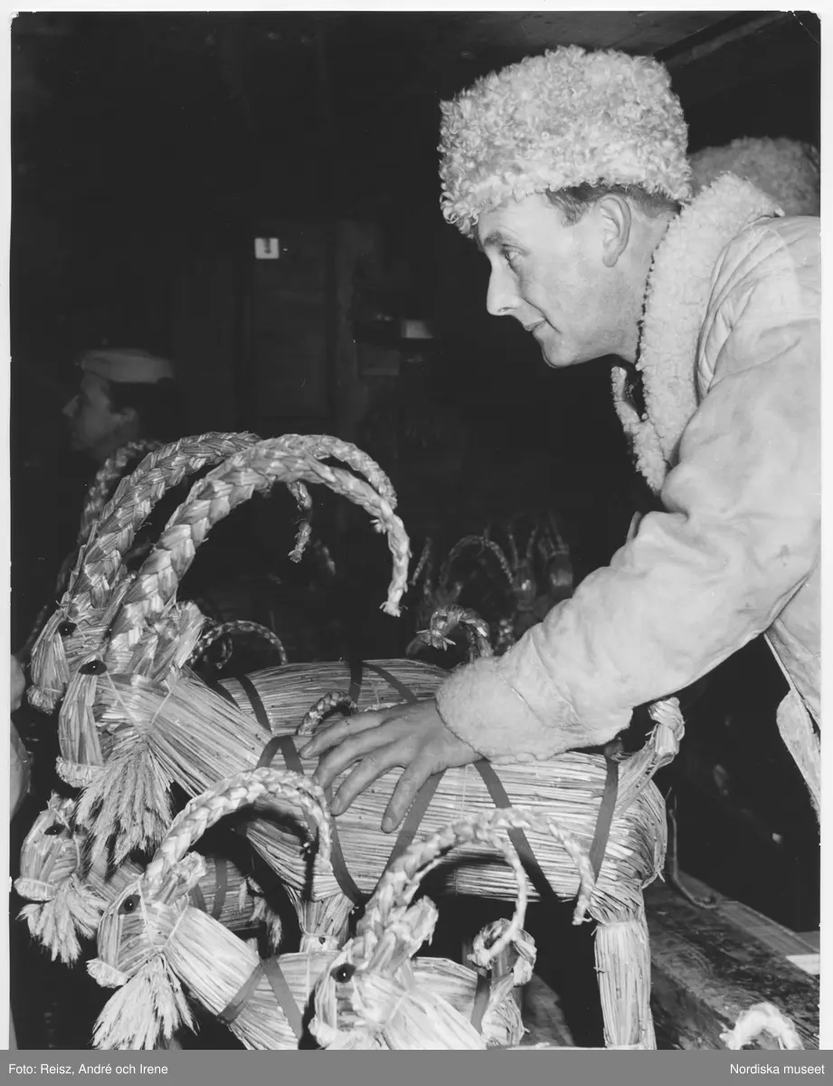 Stockholm. Julmarknad på Skansen. Halmbockar. - Nordiska museet ...