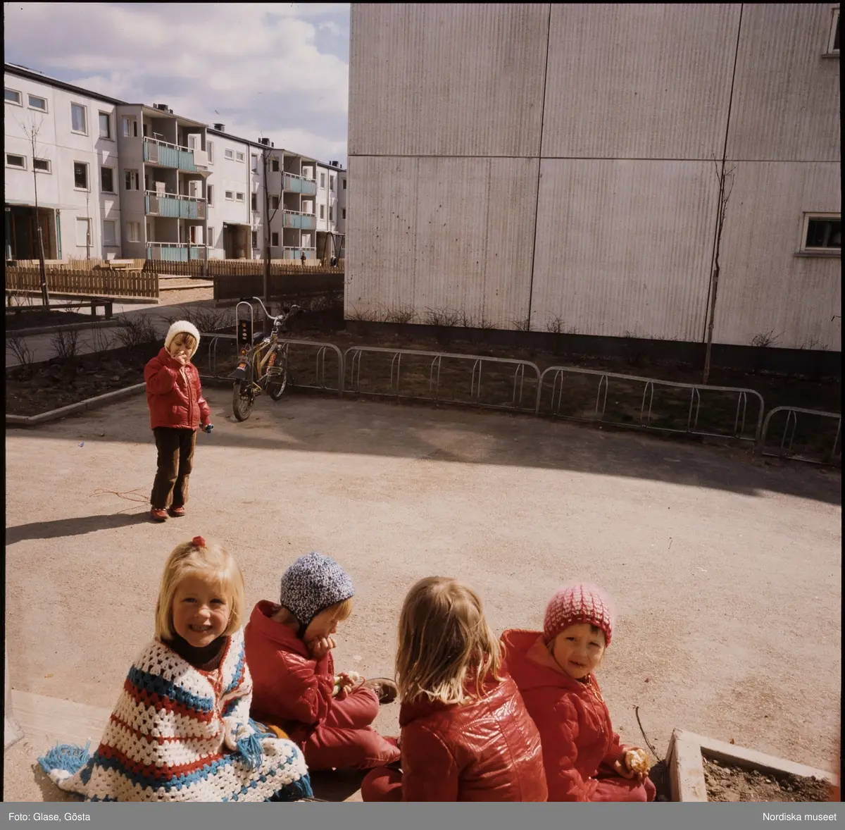 Barn leker i sandlåda. - Nordiska museet / DigitaltMuseum