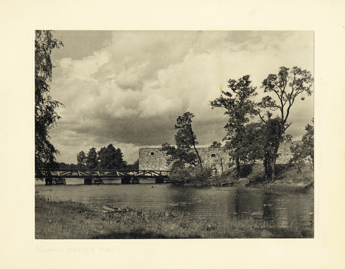 Kronobergs slottsruin med bron till Stallholmen. 1940-tal ...