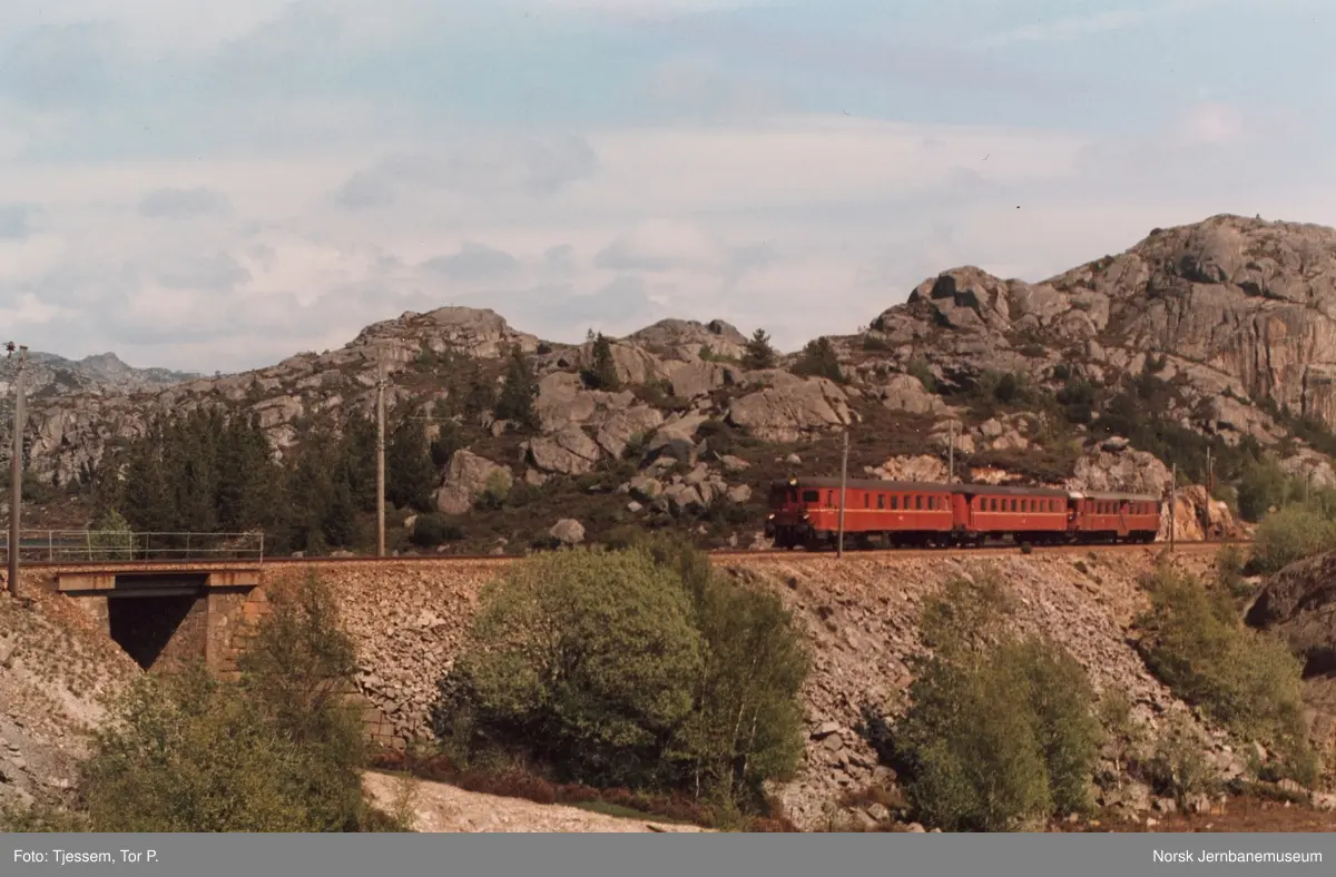 Motorvognsett type 68A med persontog fra Egersund til Stavanger, tog ...