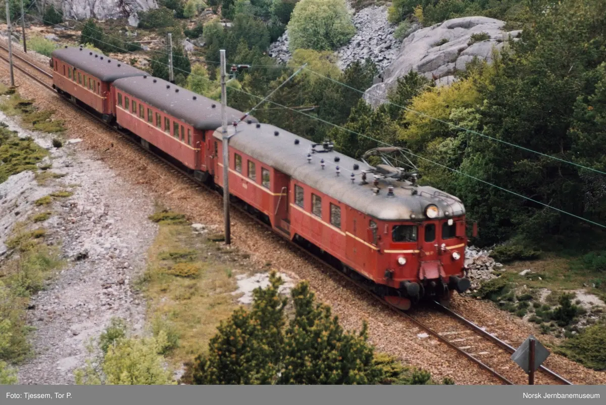 Motorvognsett type 68A med motorvogn BM 68A 17 nærmest med persontog ...