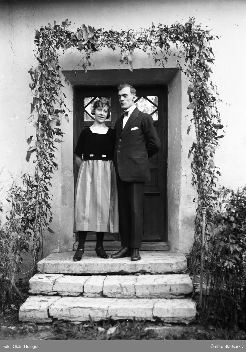 Kvinna och man på stentrappa, 1920-tal - Örebro Stadsarkiv / DigitaltMuseum
