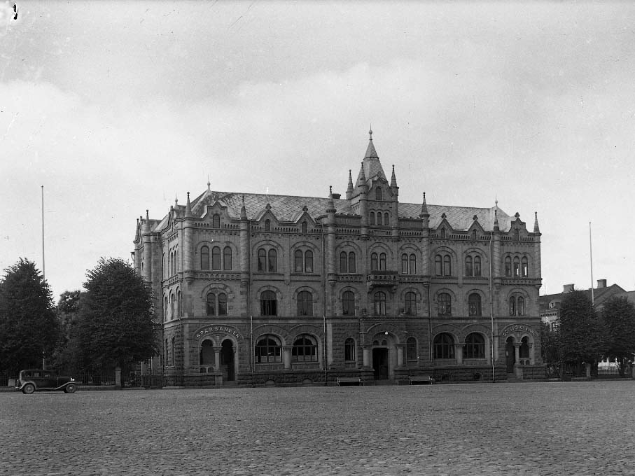 Exteriören av Varbergs Sparbank mot torget i Varberg. Till vänster i ...