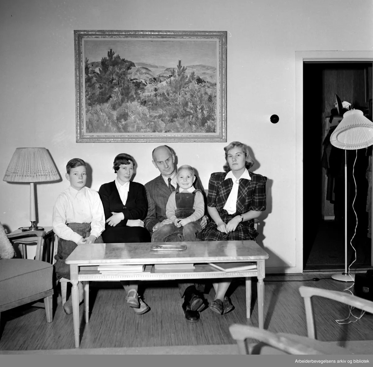 Hjemme hos familien Gerhardsen, fra venstre: Truls, Werna, Einar, Rune ...