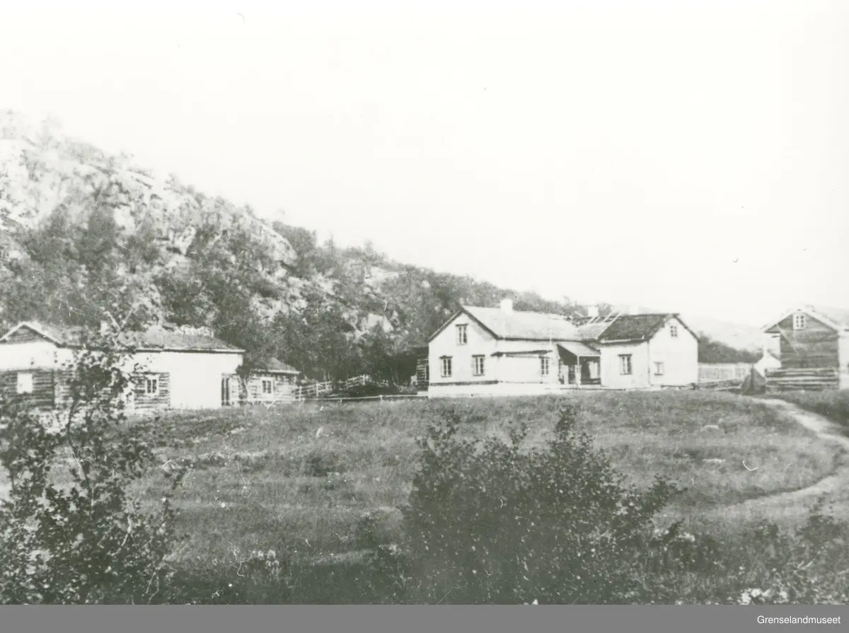 Lensmannsgården til Magnus Christian Klerck på Elvenes. Menneskene på ...