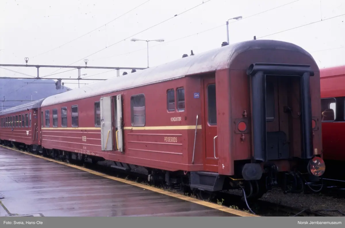Kombinert person-, reisegods- og konduktørvogn BF11 21518 på Trondheim ...
