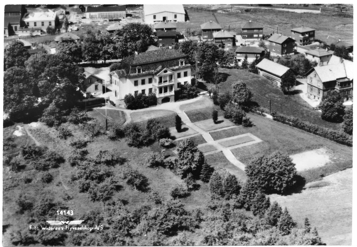 Smithe-Strøm med haveanlegg sett fra lufta. - Drammens Museum ...