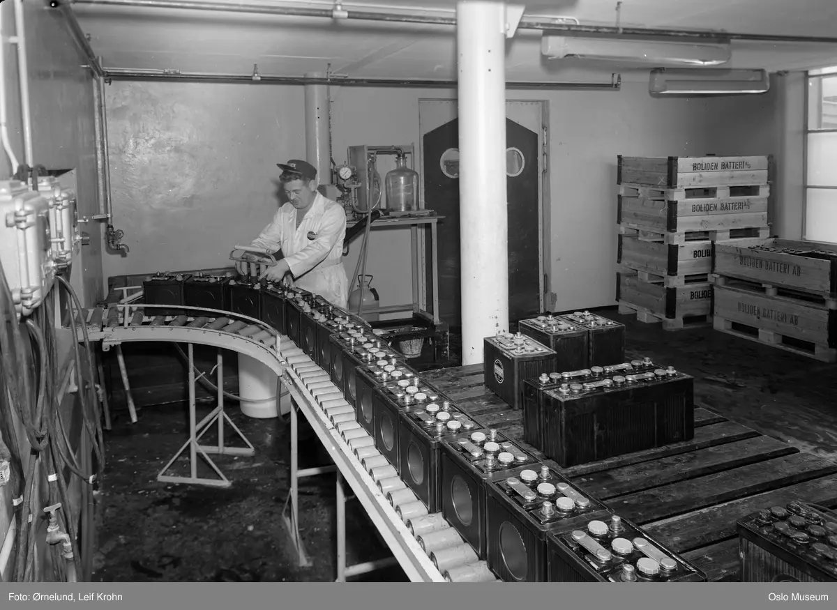 Produksjon av Boliden batterier. - Oslo Museum / DigitaltMuseum