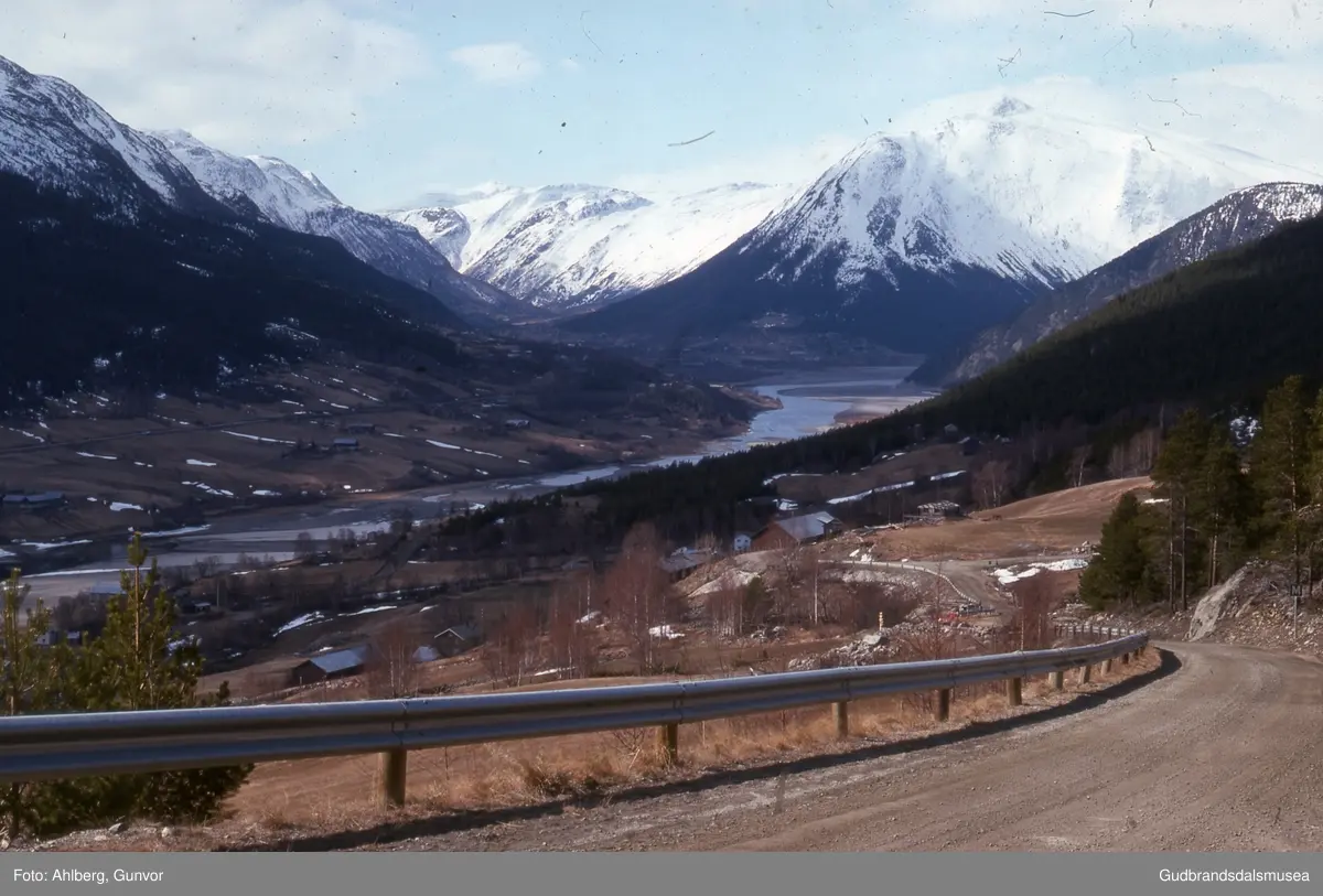 Lom 1976 Nørdre Lia, mot Lomseggen - Gudbrandsdalsmusea / DigitaltMuseum