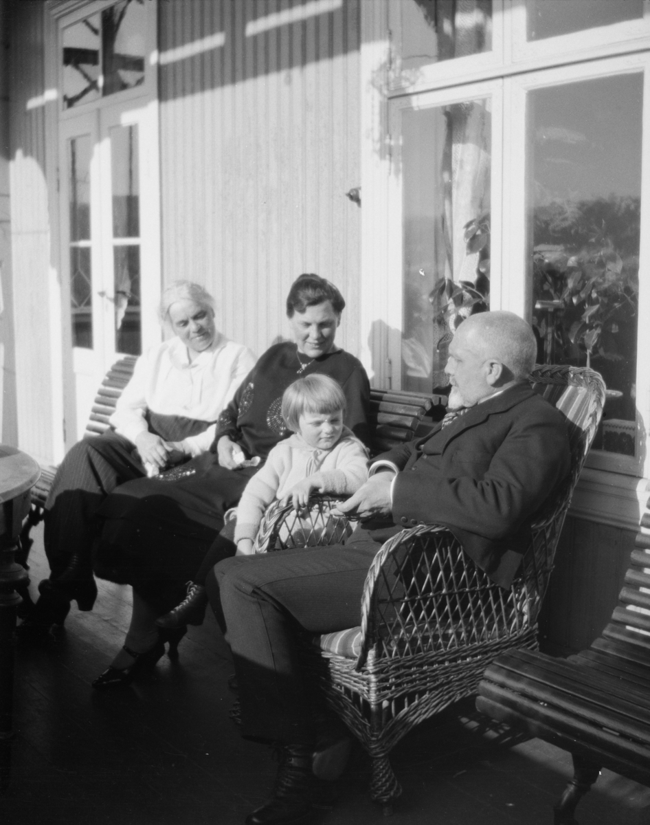 Alvilde, Helene, Lise og Martin på verandaen utenfor Storgata 42 ...