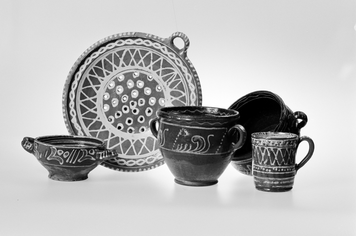 HH-gjenstander. Kjeramikk, leirtøy fremstilt ved Pottemakerstuen i ...