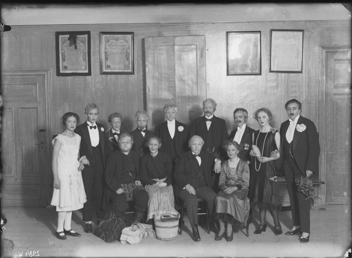 Teateramatörer på Systrarnas afton i Godtemplarlokalen i Västerås 1926 ...