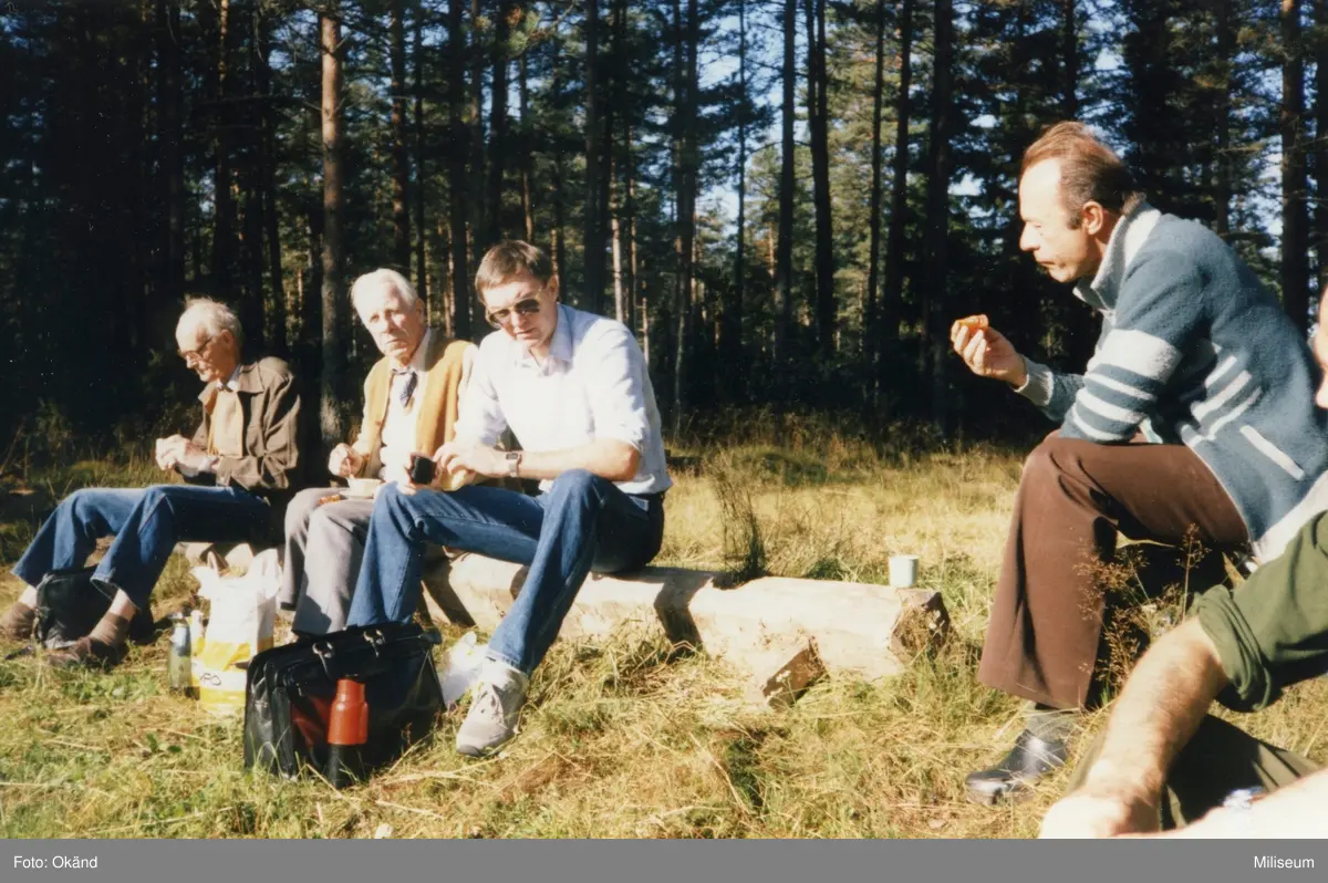 Nedmontering av tak med takstolar samt inredning (loggolv m m ...