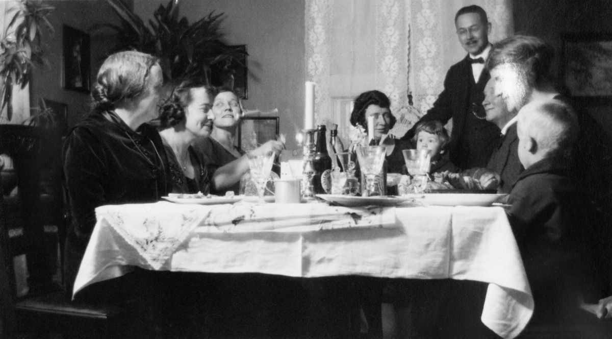 Juleaftensmiddag i Nordre gate med storfamilien samlet rundt bordet ...