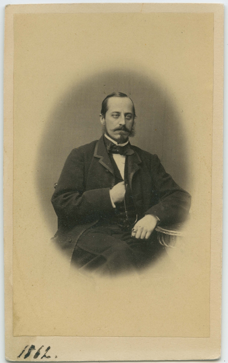 Porträtt på Löjtnant Edgar Julius Eneström född år1832 blev senare ...